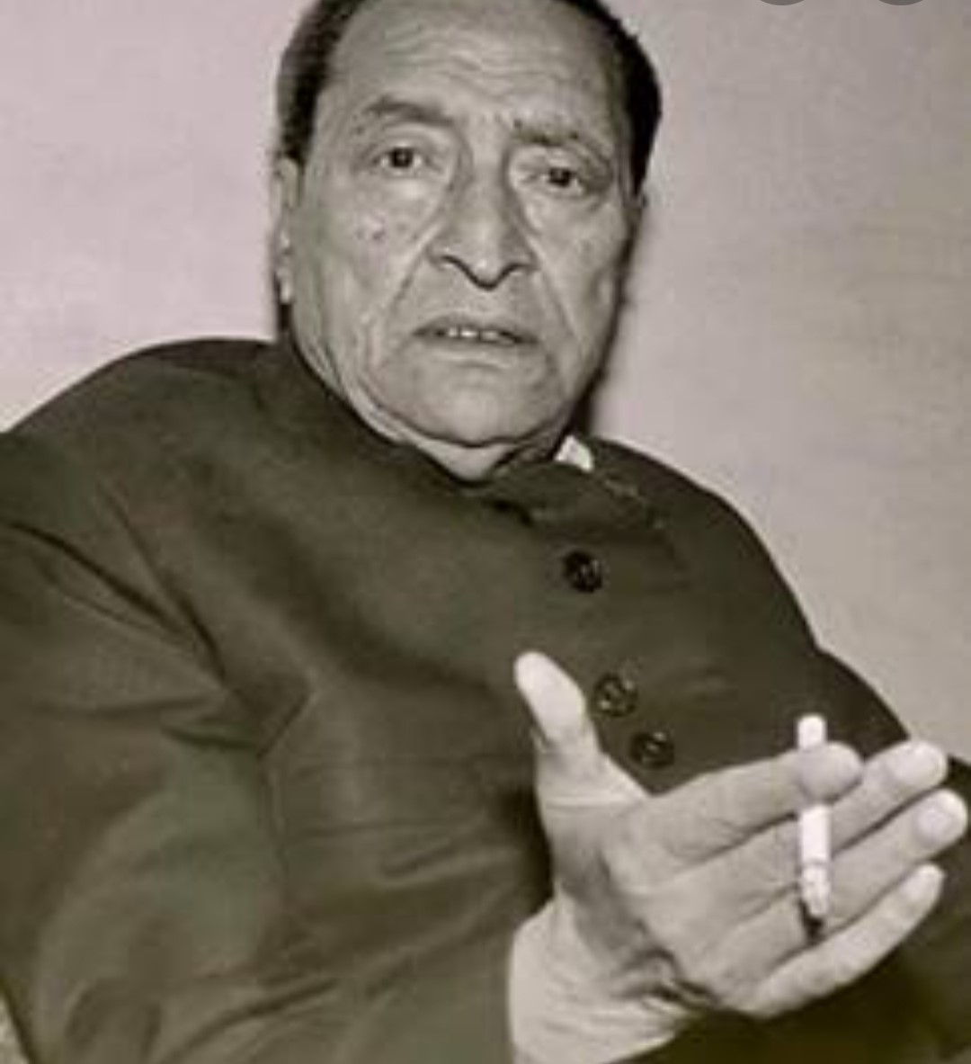 Bollywood News Reader Devki Nandan Pandey Biography News Photos Videos Nettv4u 