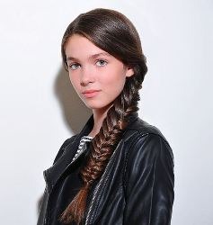 English Author Elizabeth Hunter Biography, News, Photos, Videos | NETTV4U