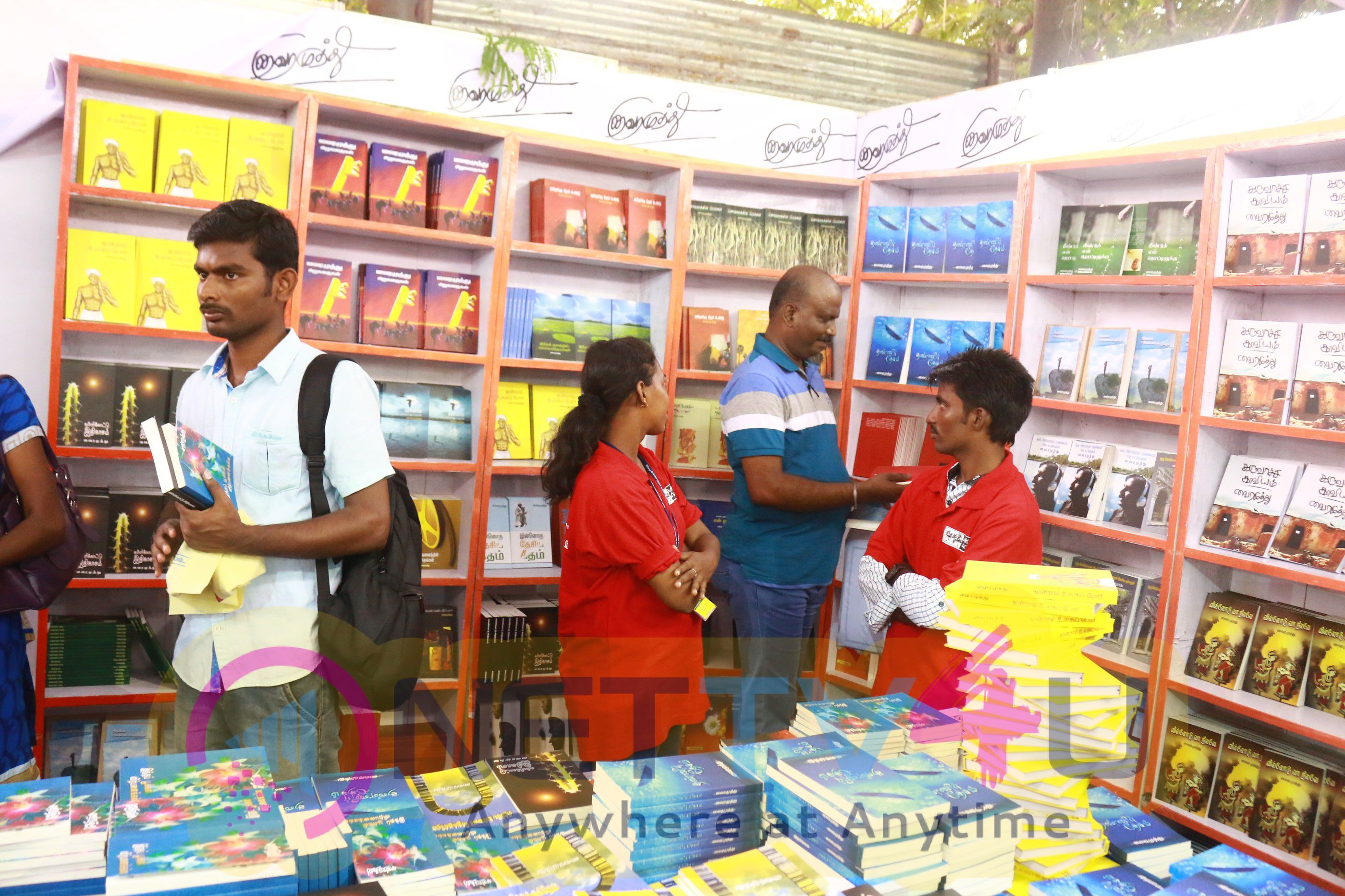 Kaviperarasu Vairamuthu Meets And Greets His Readers At Chennai Book ...